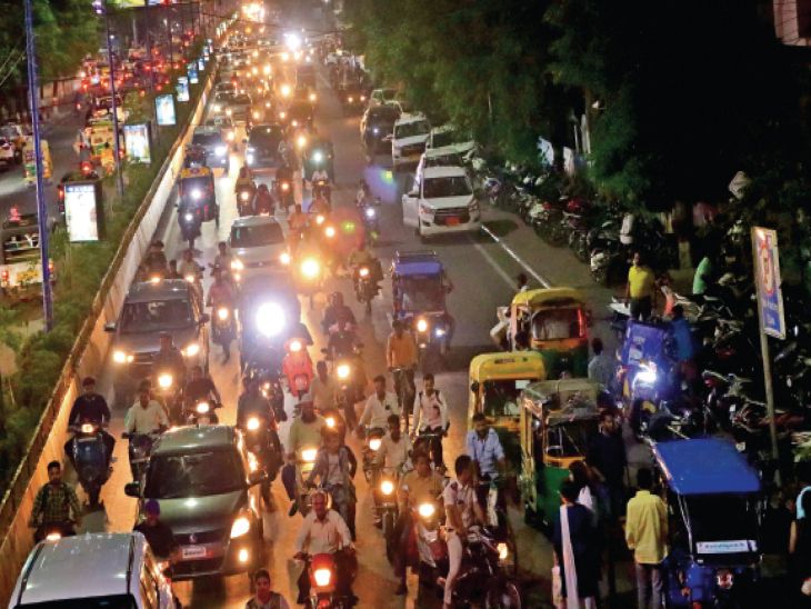 No parking, no police force, vehicles parked on MG Road; Traffic ...