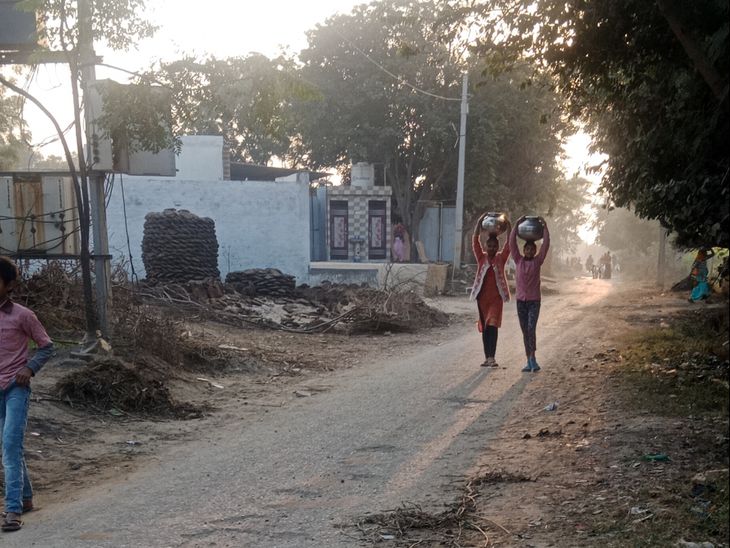 Troubled for rural pure drinking water in Agra's Khal, women walk ...