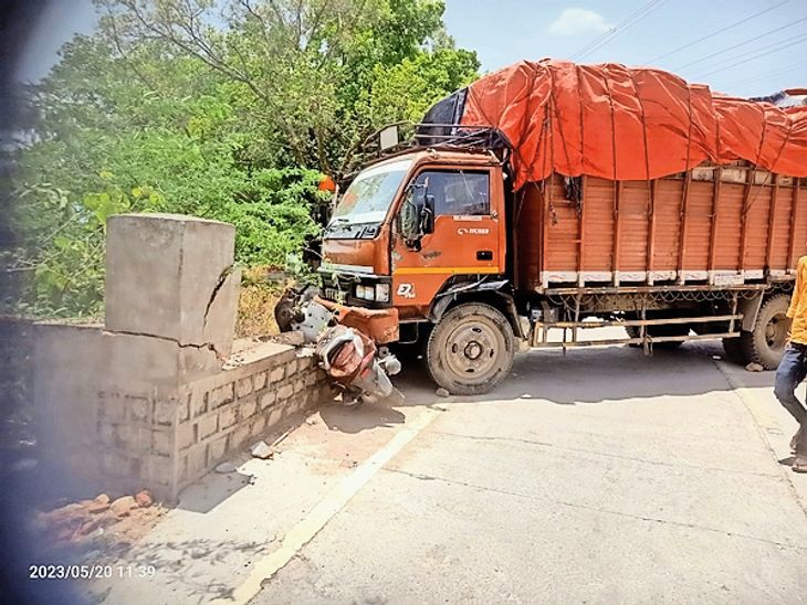 Truck hit the car, youth injured | सड़क हादसा: ट्रक ने कार को मारी ...