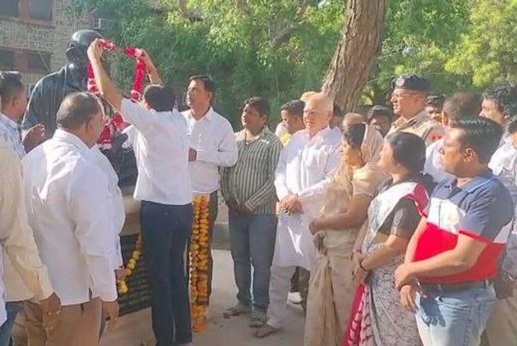 Mahatma Gandhi statue and gate inaugurated in Pali, Rajasthan | पाली ...