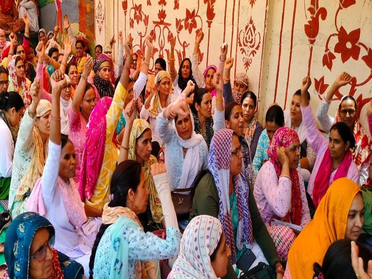 Demonstration Of Lhvanm Women Workers Encircled Sikar Mla And Said Government Is Not
