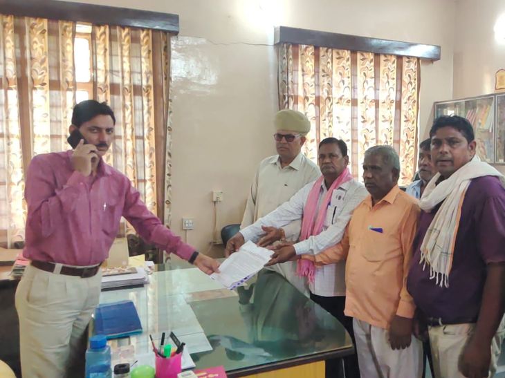 Memorandum submitted to SDM in Ladnun, women demonstrated | सफाईकर्मी ...