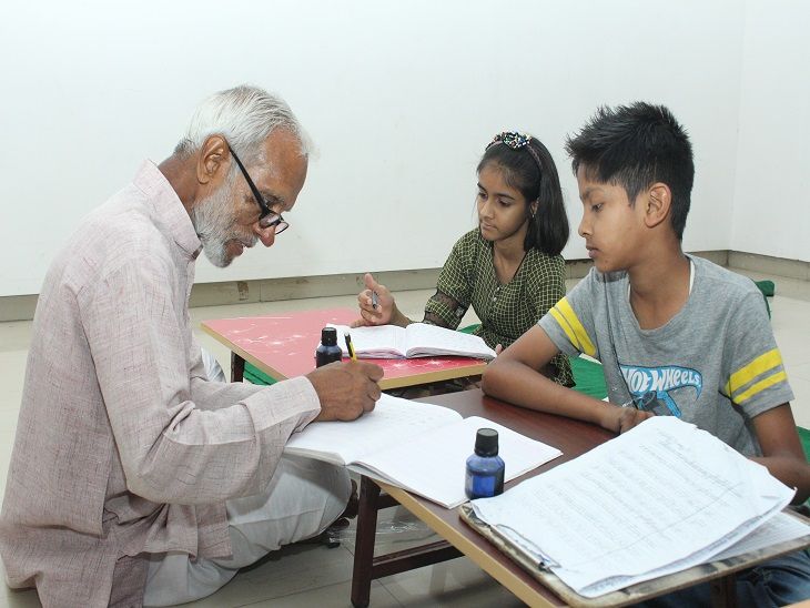 Unique effort in calligraphy class, 73 years experienced expert ...