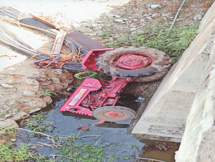 Tractor-trolley filled with rebar fell into the drain uncontrollably, 2 ...