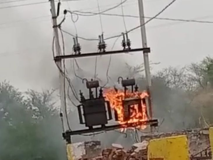 Transformer burnt to ashes, Dujar village incident | तार स्पार्किंग के ...