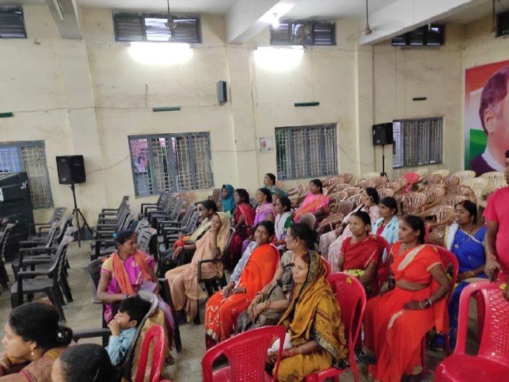 Phulo Devi Netam arrived late, workers flocked together to welcome her