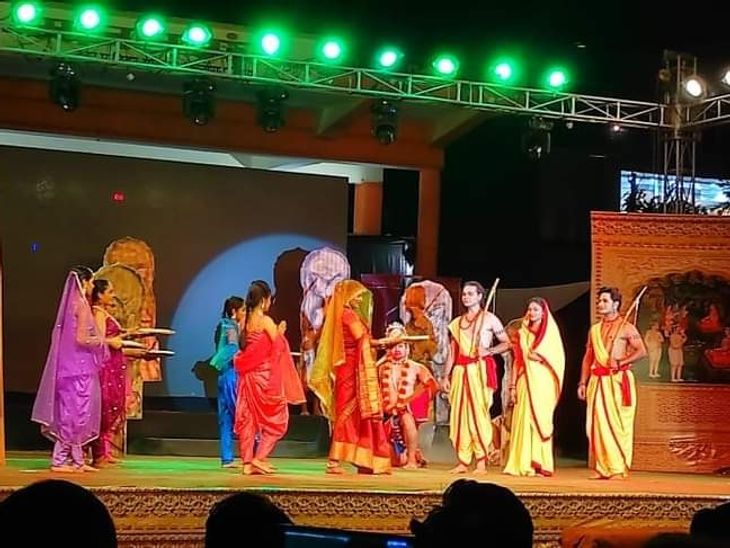 Local artists staged the play Nishadraj Guha, the audience was ...