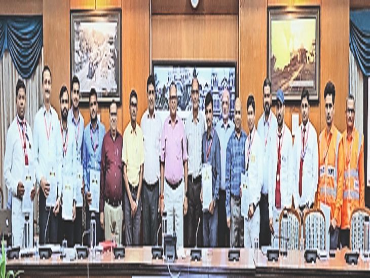 Jitendra Thakur, Mahesh K., BP Meena and Anwar Hussain received the ...