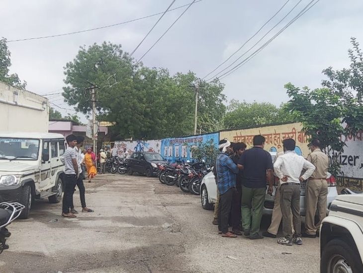 young man crossing the road in Chomu was crushed | चौमूं में सड़क पार ...