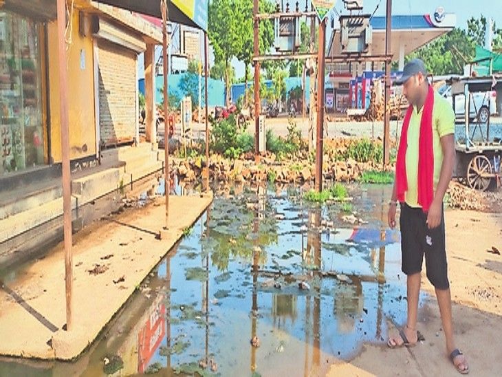 Drain jam due to road widening near the main gate of bus stand | यह ...