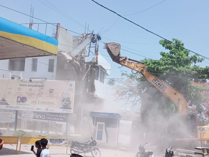 The drain was widened with JCB; Traffic stopped from one side, jam near ...