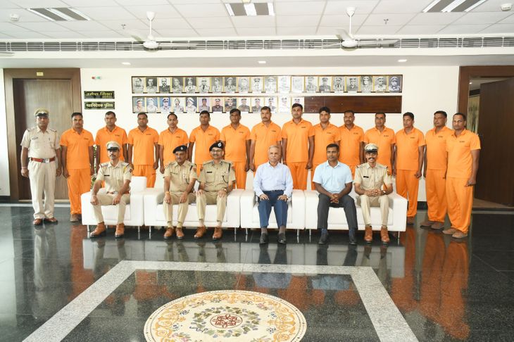 SDRF rescue team saved the child who fell in 200 feet deep borewell ...