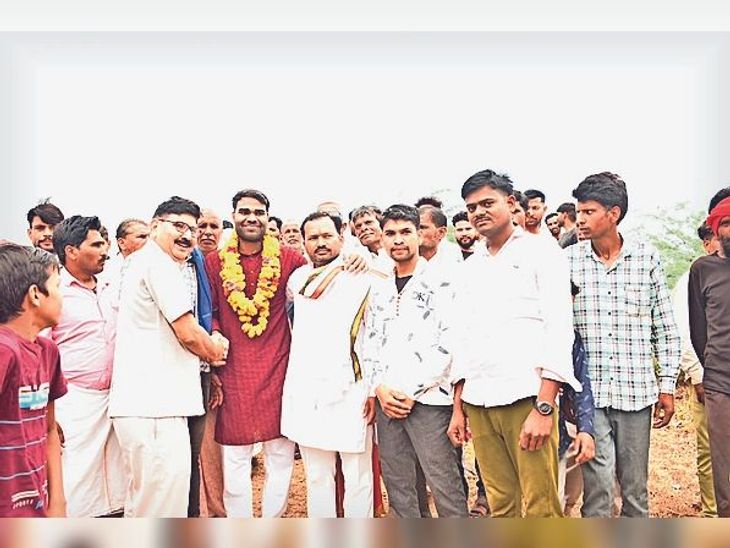 Vikram reached the village after getting selected in UPSC | मालाएं ...