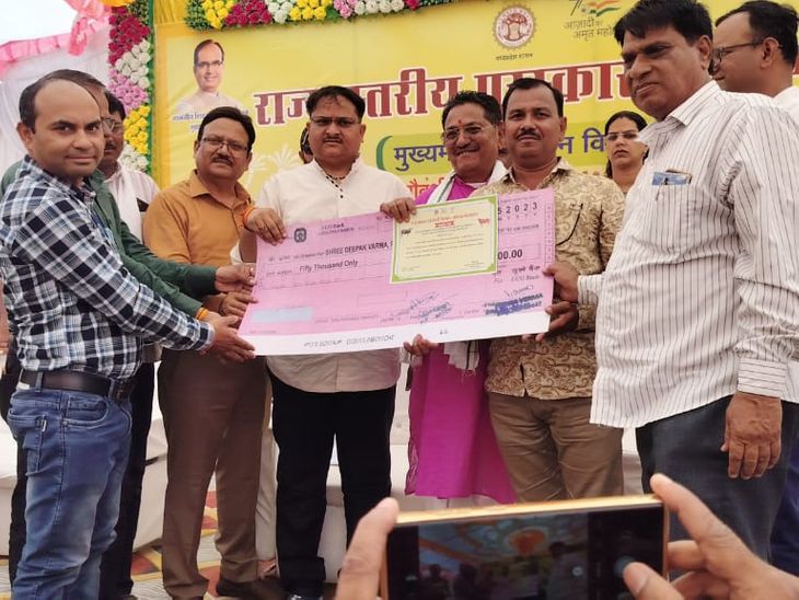 Deepak Verma's Nimari cow got third prize in the competition | गौवंशीय ...