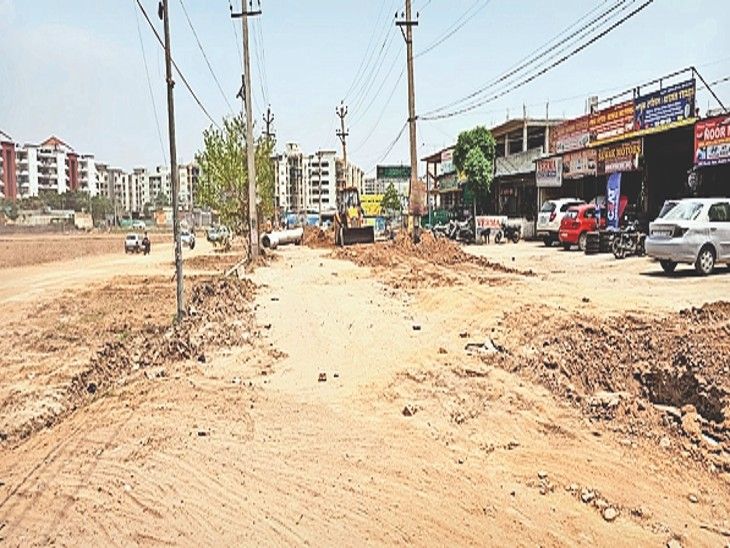 New line of sewerage being put on Bhudda-Nabha road with 15 lakh rupees ...