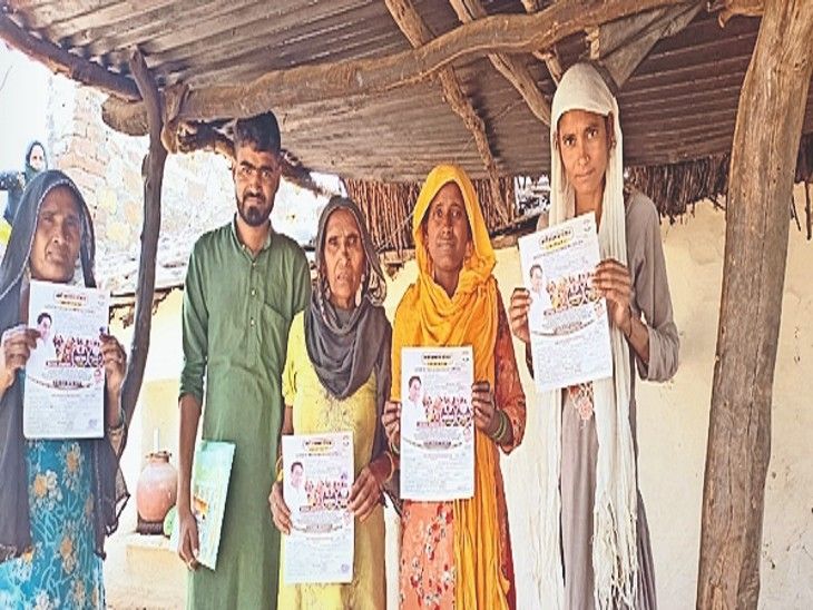 Congressmen are filling forms of Nari Samman Yojana from door to door ...