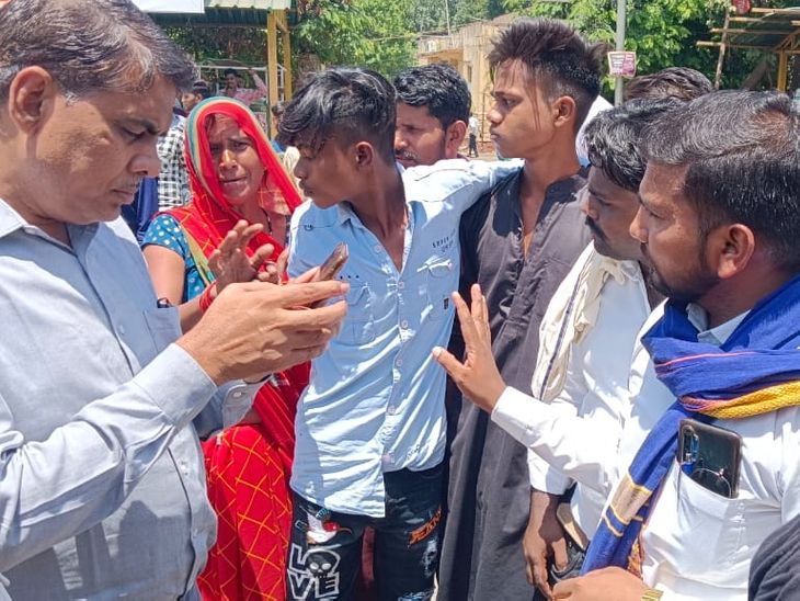 Relatives and Bhim Army blocked the Pipariya block, adamant on the ...