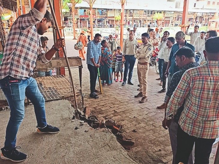 Broke the platforms built in front of shops on Parikrama Marg of Tapti ...