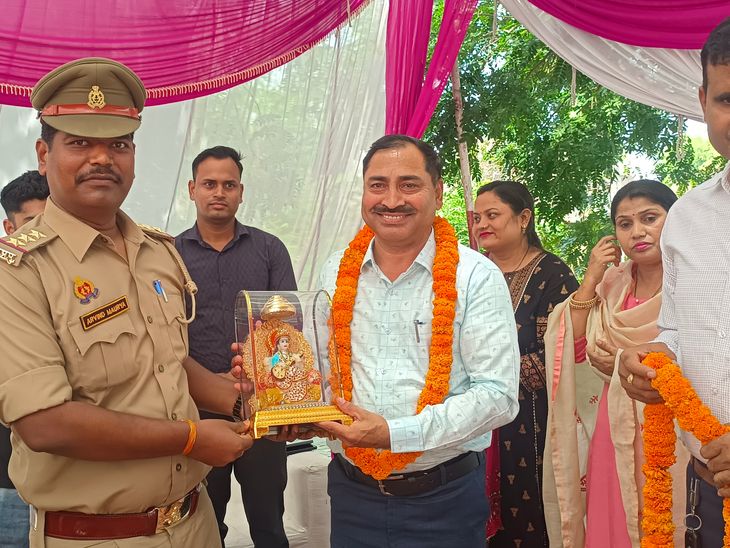 SHO and police personnel of all the three police stations of the circle ...