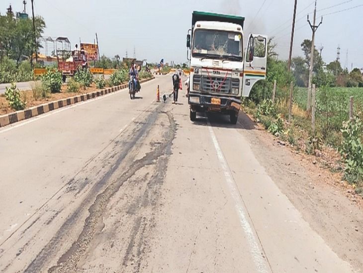 Repair of cracks started with gunny patch and asphalt | 200-200 मीटर की ...
