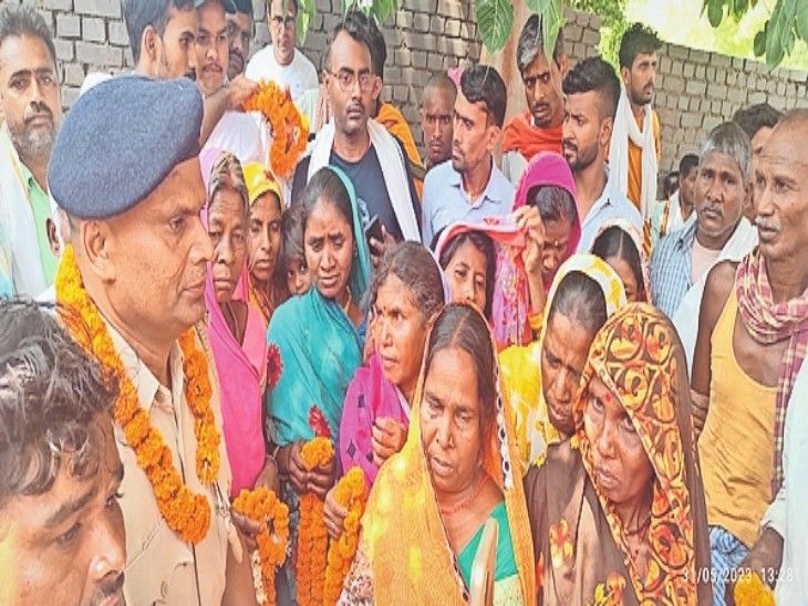 Heartfelt farewell given to Bhadwar police station chief, women burst ...