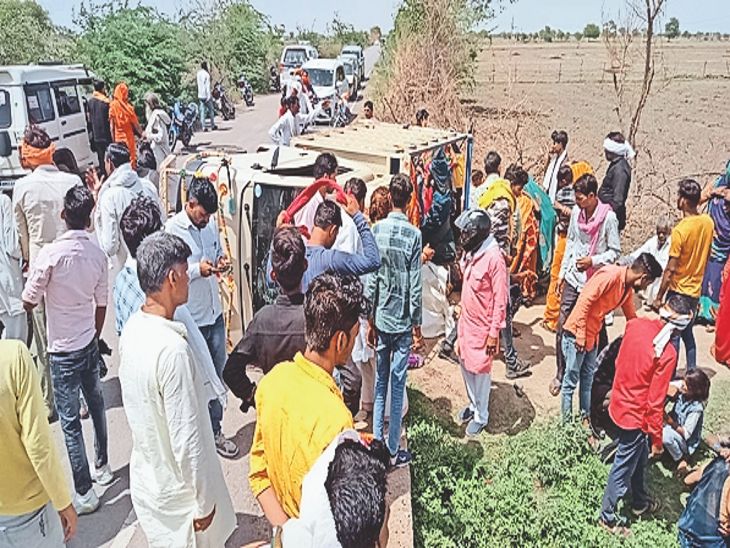 Uncontrolled loading overturned due to truck cut, 13 injured | भीषण ...