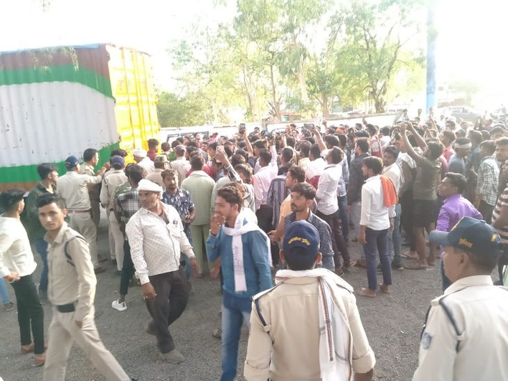 Redeemed 33 cows, bulls and calves; Postal parcel vehicle is written on ...