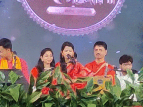 Folk songs of Mithila sung by bhajan singer Maithili Thakur in the ...