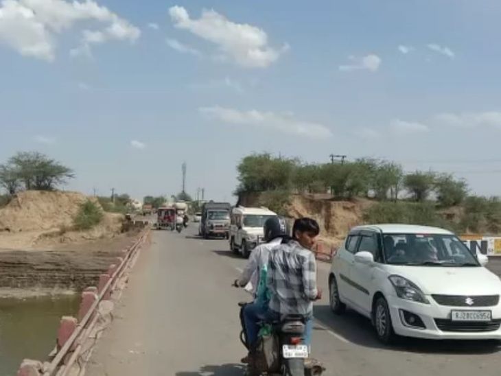 Uncontrolled car on Mej river culvert in Bundi | मेज नदी की पुलिया पर ...