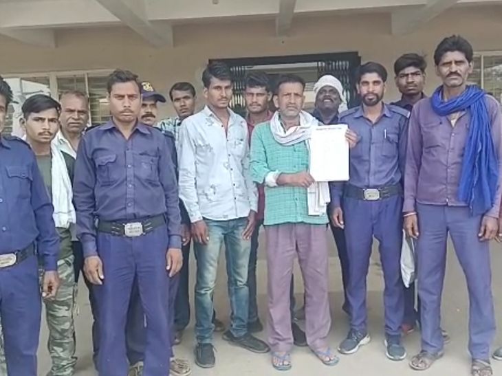 Patwari and Kotwar who went to demarcate 2 days ago had a fight ...