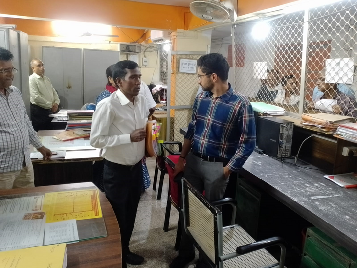 CDO in Varanasi stopped the salary of 7 absent employees Employees ...