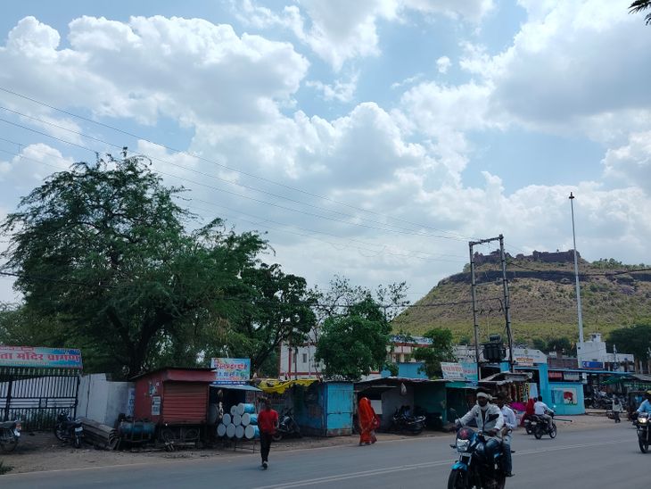 Cloudy after noon, people troubled by humidity | रायसेन में निकली तेज ...