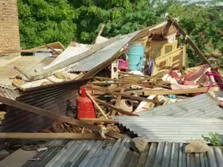 Raw house collapsed, trees and electric poles fell at many places | तेज ...