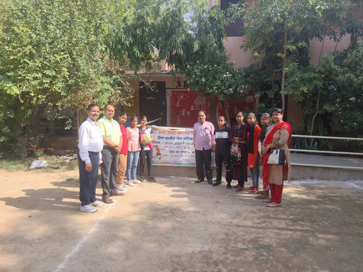 Girl students participated in the training with full dedication in ...