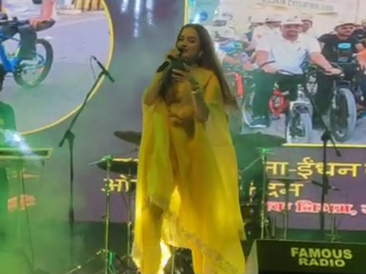 Officers and public representatives danced to the song of playback ...