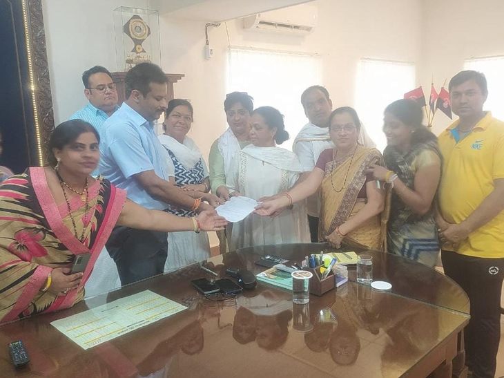 Demand to withdraw the case by handing over memorandum to SP | महिला ...