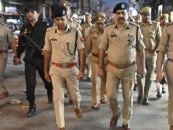 In Bareilly, police officers did foot march in the markets, also took ...