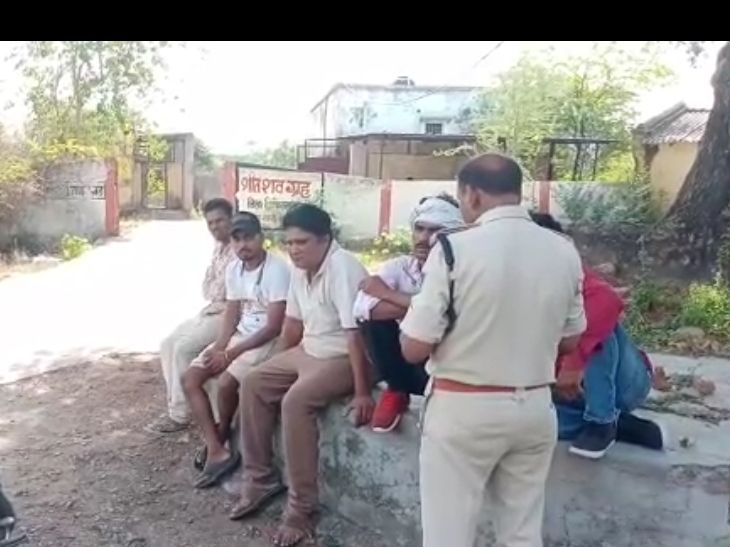 Teenager died due to electrocution in Datia, had climbed on the pole to ...