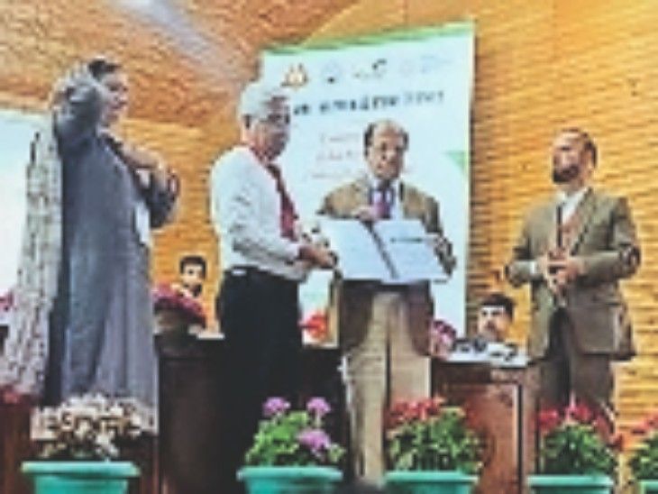 Pro. PC Joshi Medal awarded to Prof. Magadh University. Dilip | सम्मान ...