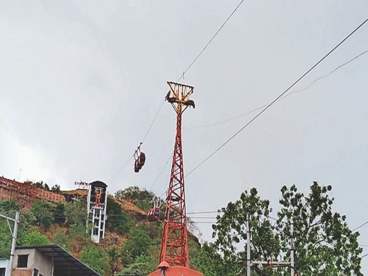 After nine days in the wind and storm, the wire of the ropeway trolley ...