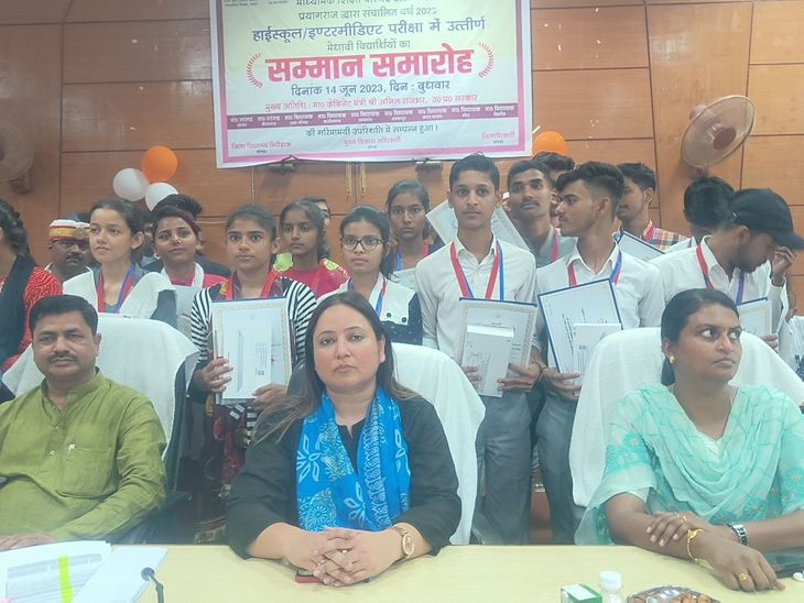 MP distributed check and tablet, telecast of CM Yogi's program | गोंडा ...