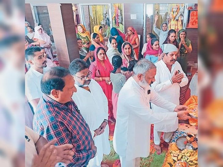 Installed idol in Maa Vaishno Devi temple, offered bhog of Sri Ramayana ...
