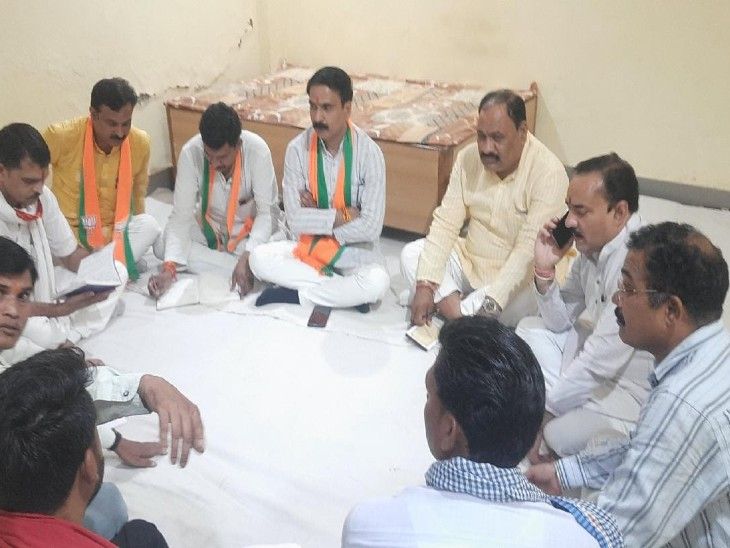 In-charge Mahendra Yadav took a meeting of the workers of Raghogarh ...