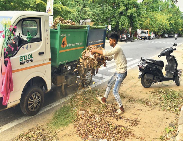 Three hoppers in 300 meters near ministers' bungalows, strike for the rest of the city | सफाई ...