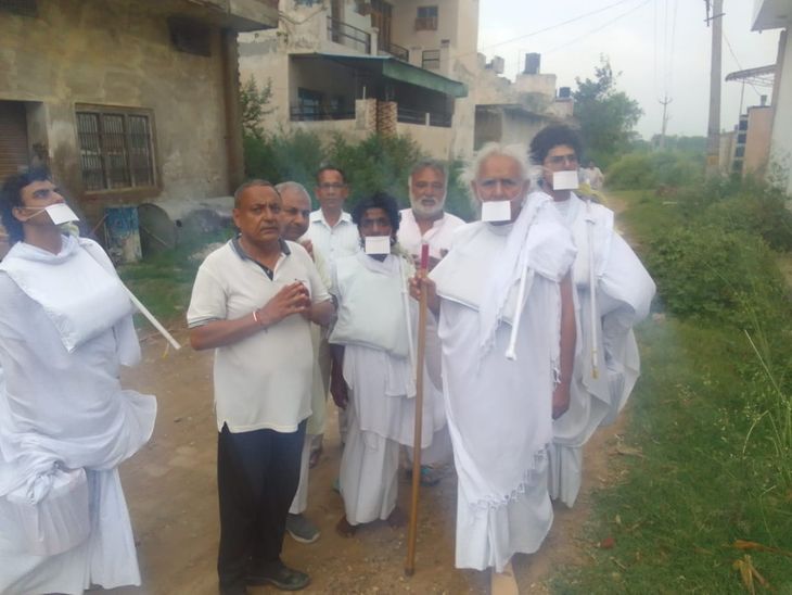 Muni reached Jain place while visiting Saha | साहा से विहार करते हुए ...