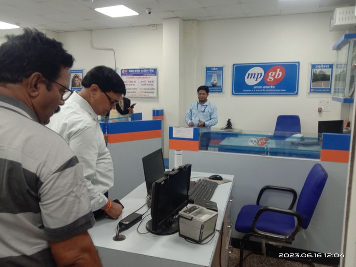 SDM inspected the city's Aadhar card center, also discussed | शहर के आधार कार्ड सेंटर का एसडीएम ...