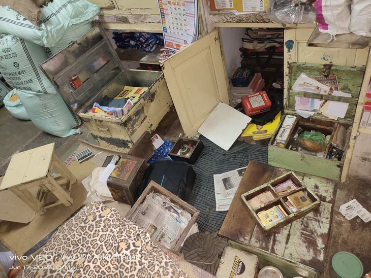 Absconding With Groceries Including 50 Thousand Cash And 50 Silver Coins Three Suspects Seen In