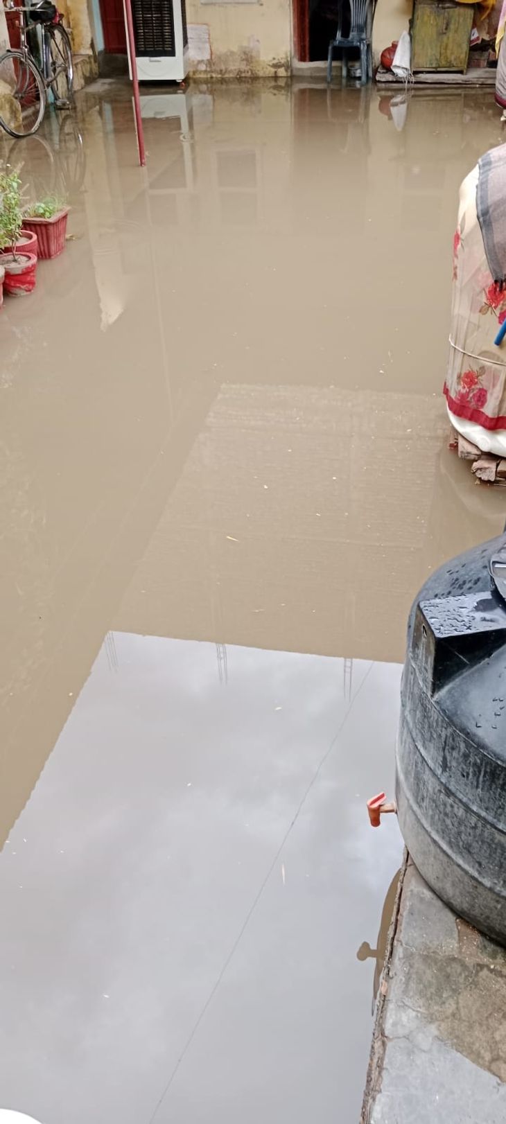 Cloudy in the day, rain in the evening, water entered the houses in ...