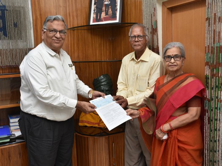 Former student Dr. Ramesh Chandra Gupta gave a check of 5 lakhs to the university | BHU में ...