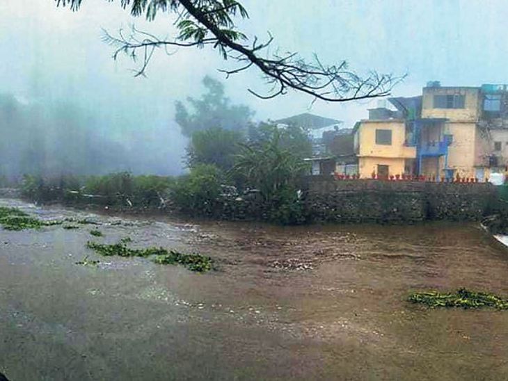 Biperjoy's effect increased from midnight, wind blowing at 60 speed, 9 ...